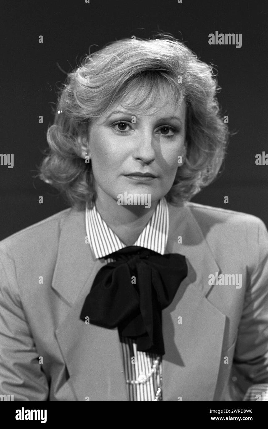 Newsreader newsreader moderatorin hi-res stock photography and images ...