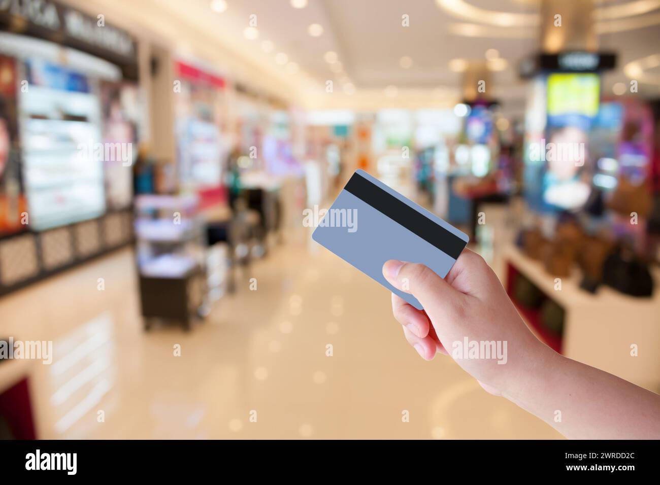 Female hand holding credit card hi-res stock photography and images - Alamy