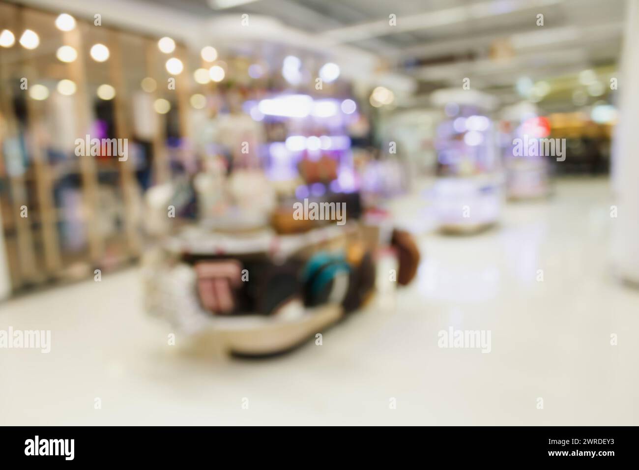 Blur store in shopping mall background Stock Photo - Alamy