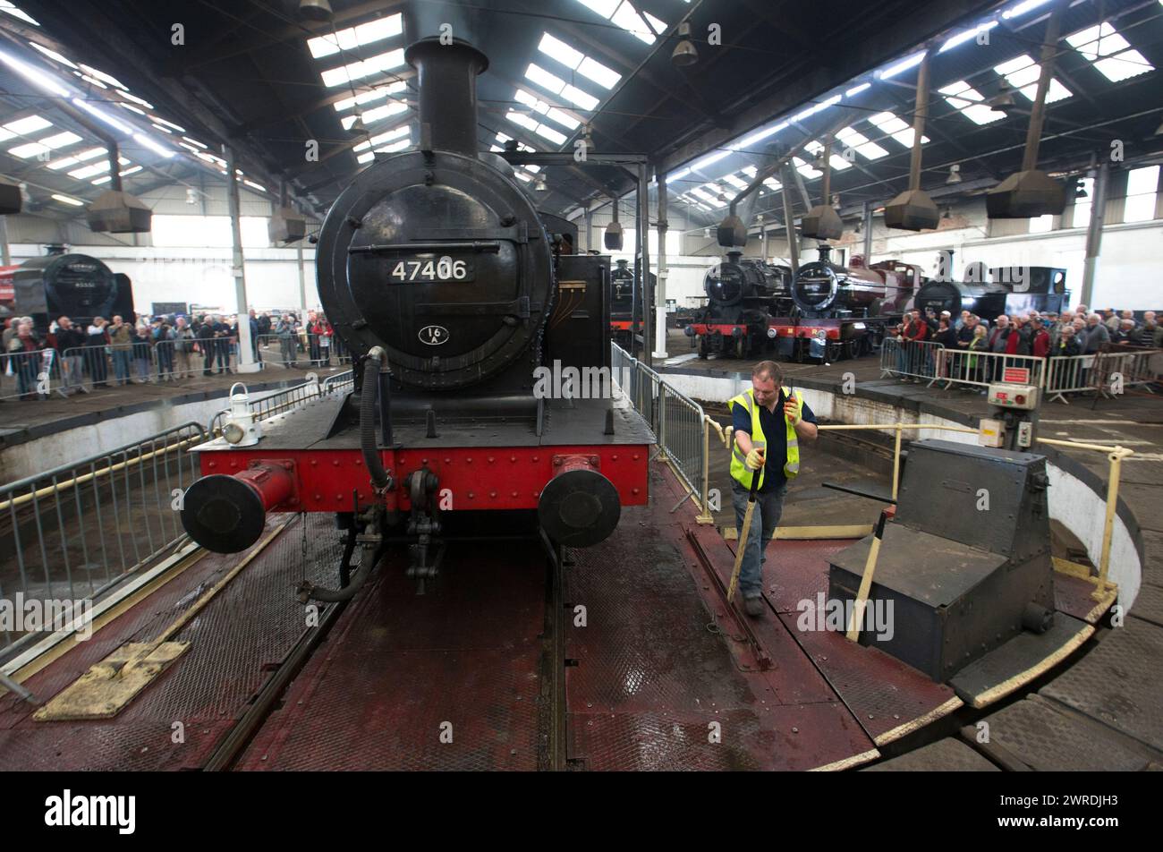 25/09/15 Loco 47406 Jinty on the turntable. Steam trains use the ...