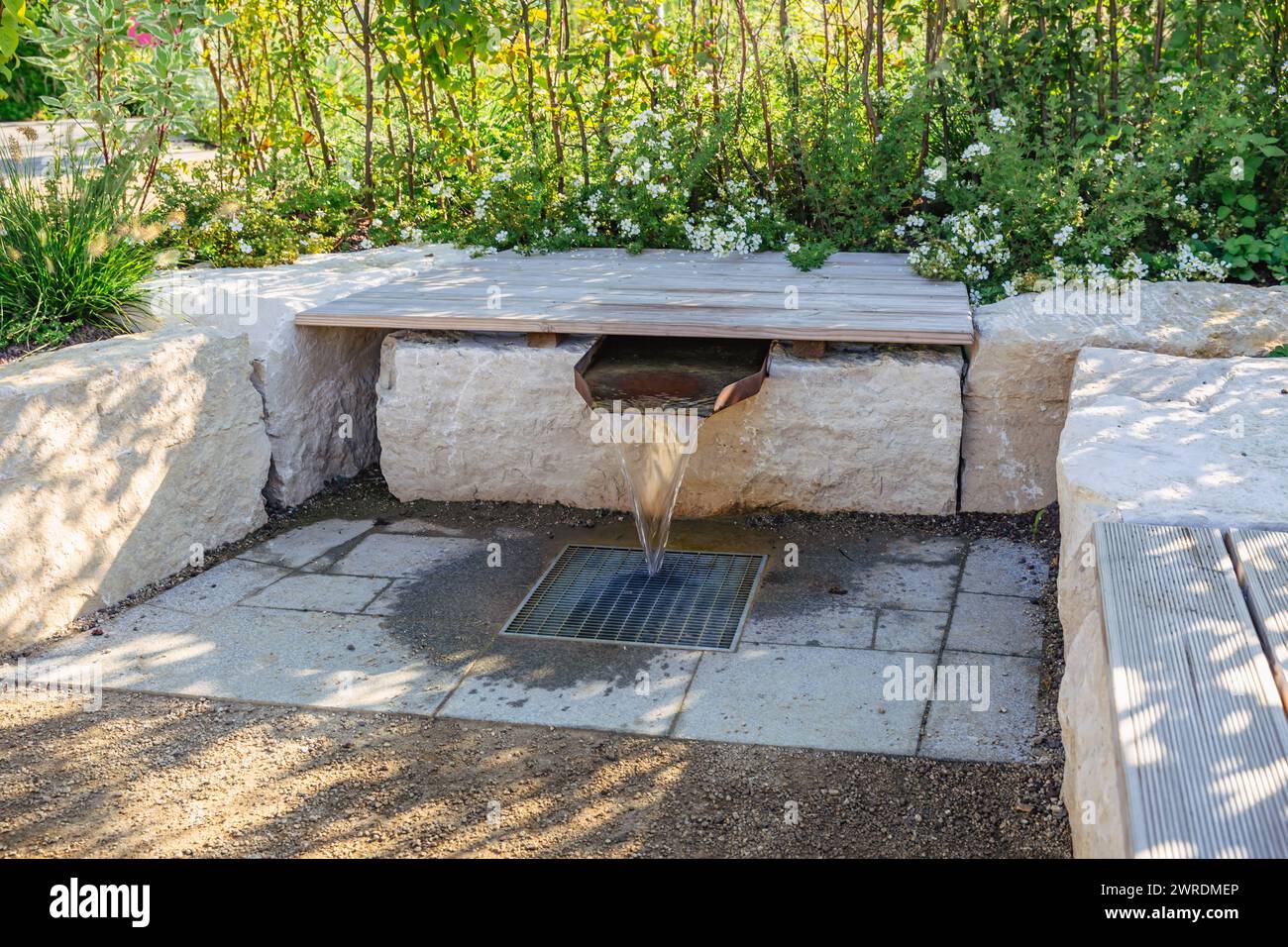 Garden water feature green hi-res stock photography and images - Alamy