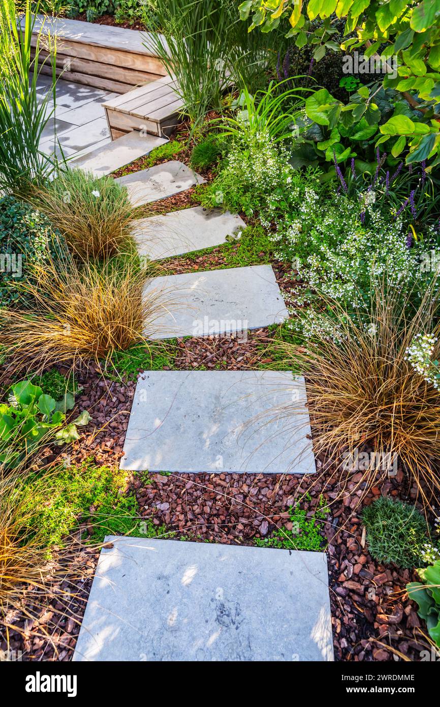Pebble stone path walkway hi-res stock photography and images - Alamy