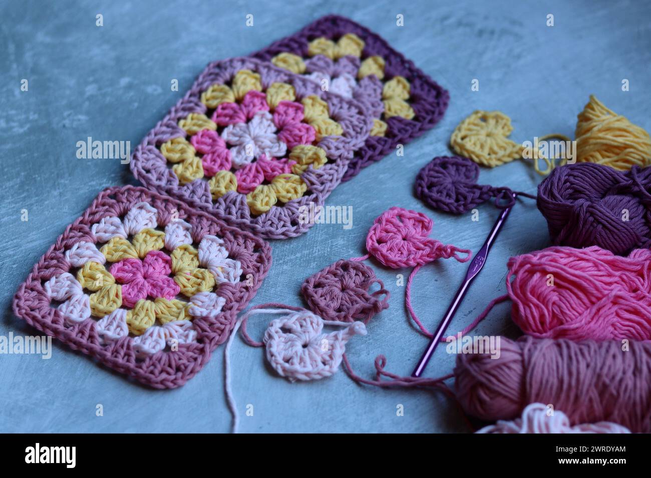 Mandala art tutorial hi-res stock photography and images - Alamy