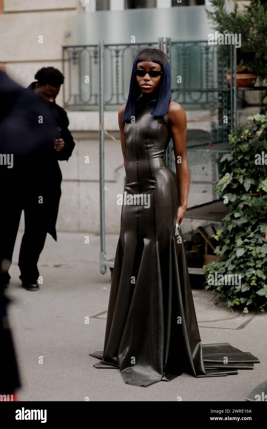 Street style, Yvonne Victoria arriving at Avellano Fall-Winter 2024 ...