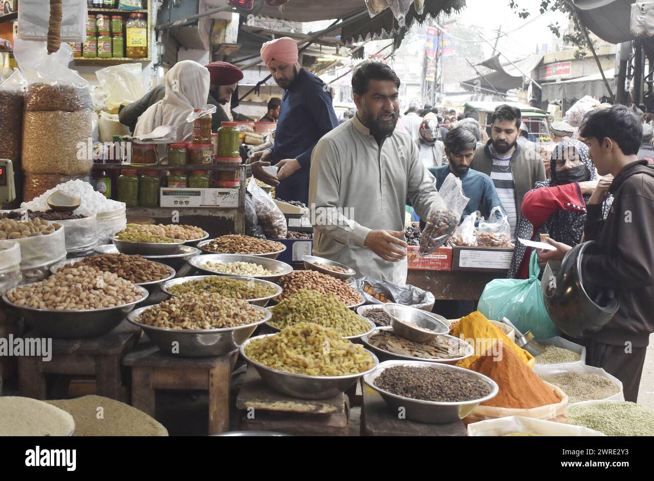 Lahore pakistan market hi-res stock photography and images - Alamy