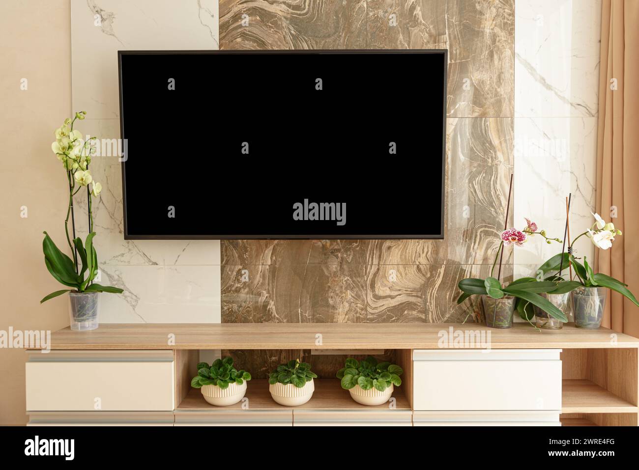 Luxury living room plasma screen hi-res stock photography and images ...