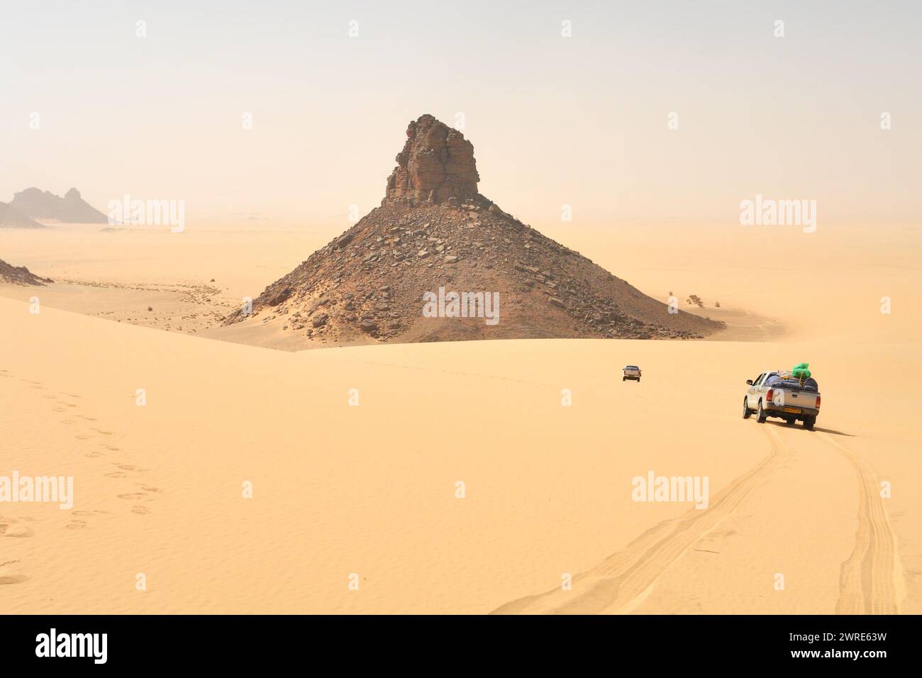 Tour group exploring the Algerian Sahara Stock Photo - Alamy