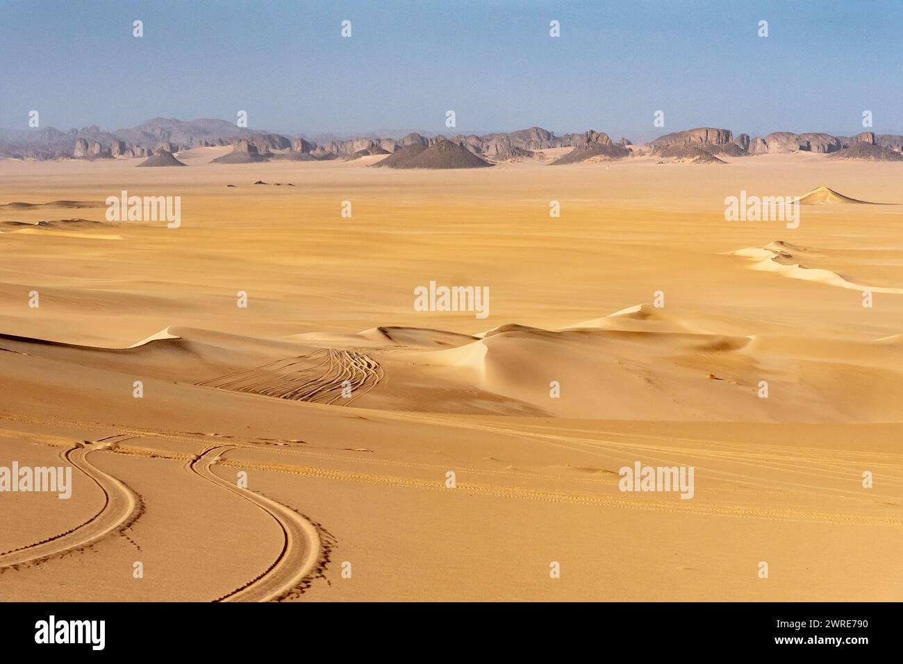 Landscape of Erg Admer in the Sahara desert, Algeria. The golden sand ...