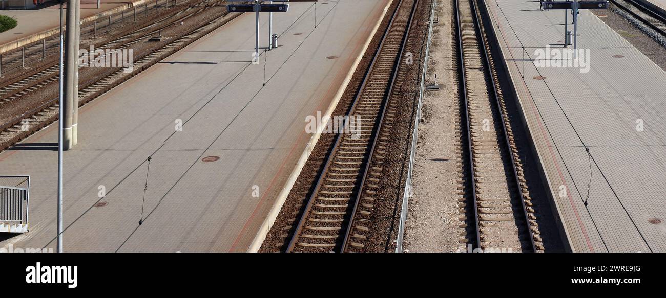 Passenger platforms and rails at a railway station Stock Photo - Alamy
