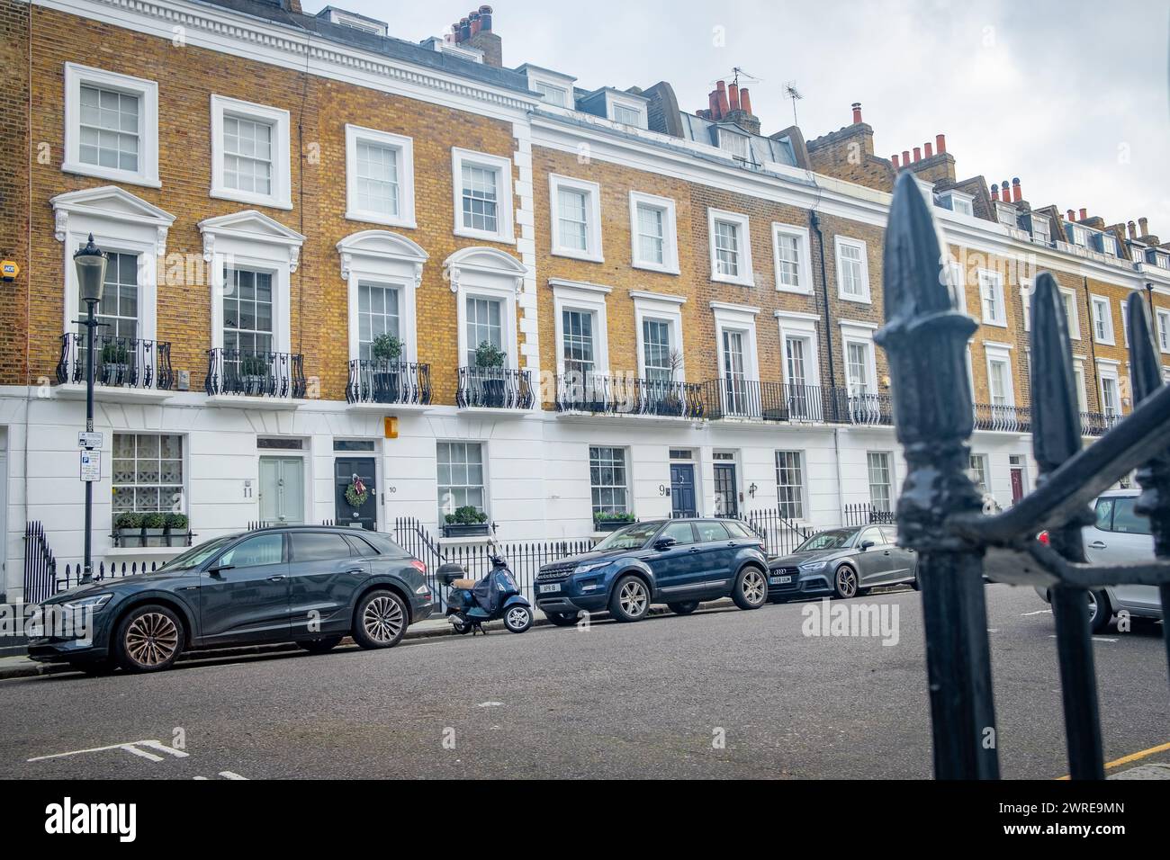 White stucco houses london hi-res stock photography and images - Alamy