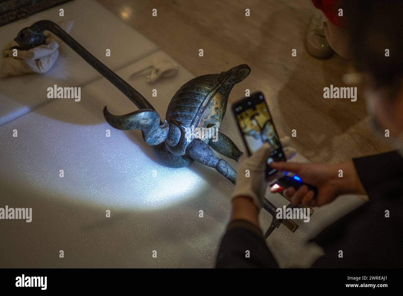 (240312) -- WUHAN, March 12, 2024 (Xinhua) -- A staff member checks a ...