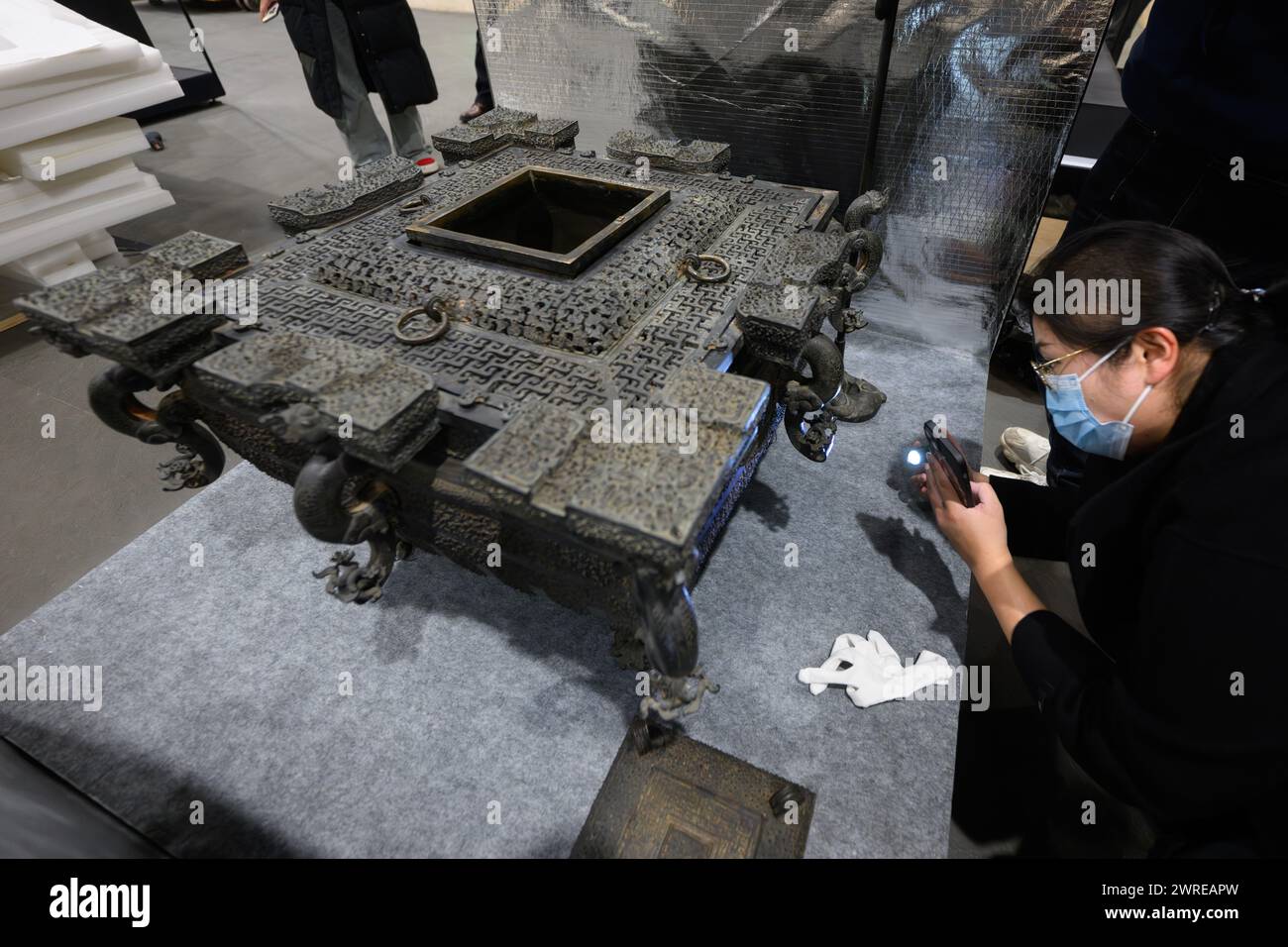 (240312) -- WUHAN, March 12, 2024 (Xinhua) -- A staff member checks a ...