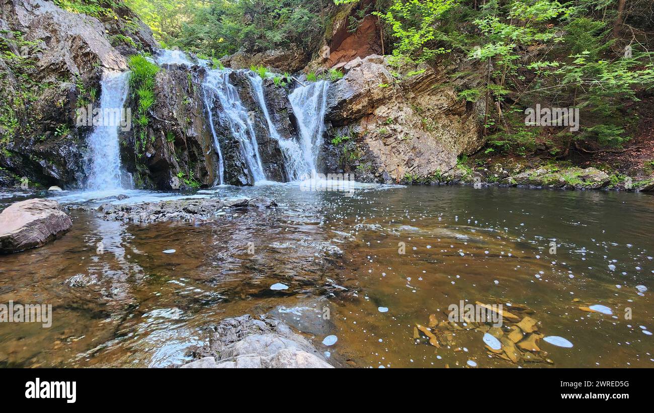 Waterfall cascading down cliff river hi-res stock photography and ...