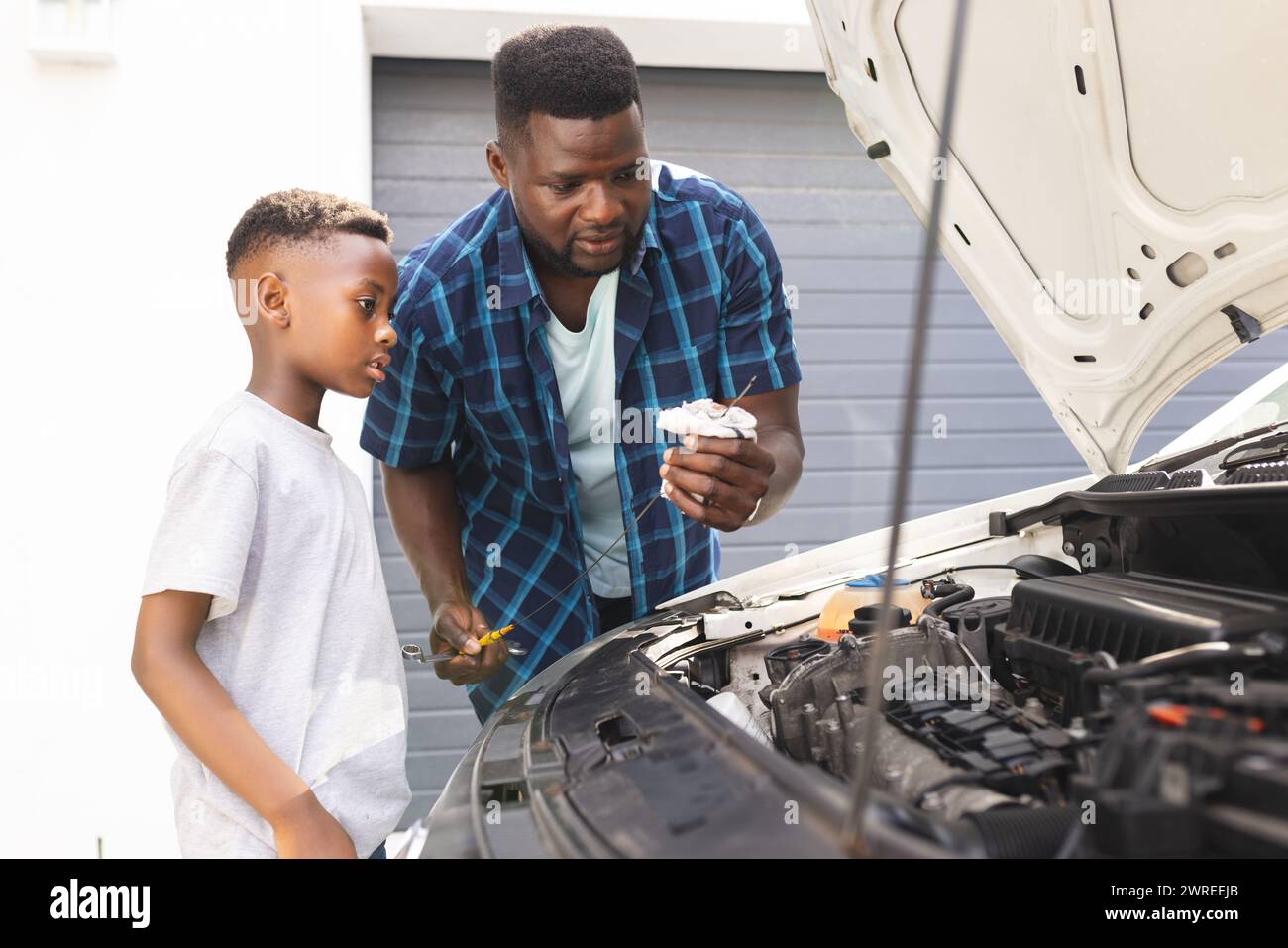 Father son car repair hi-res stock photography and images - Alamy