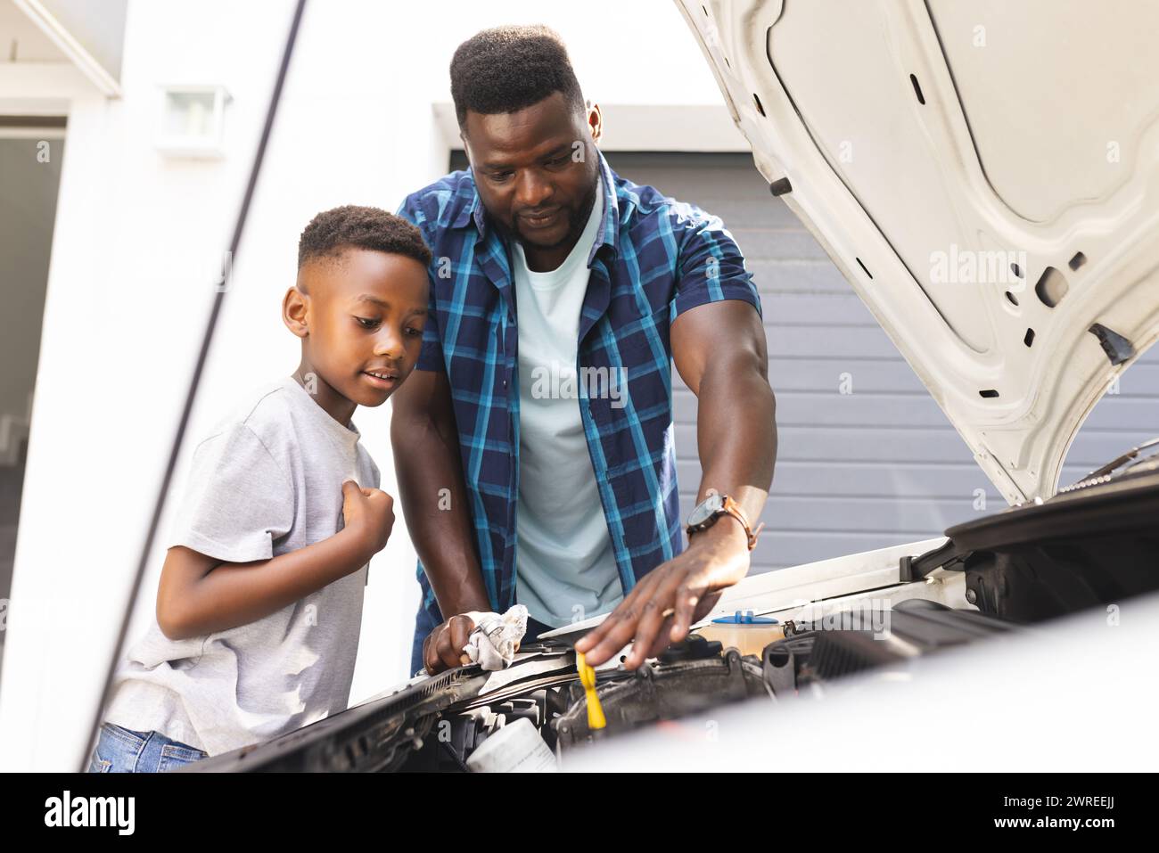 Father son car repair hi-res stock photography and images - Alamy