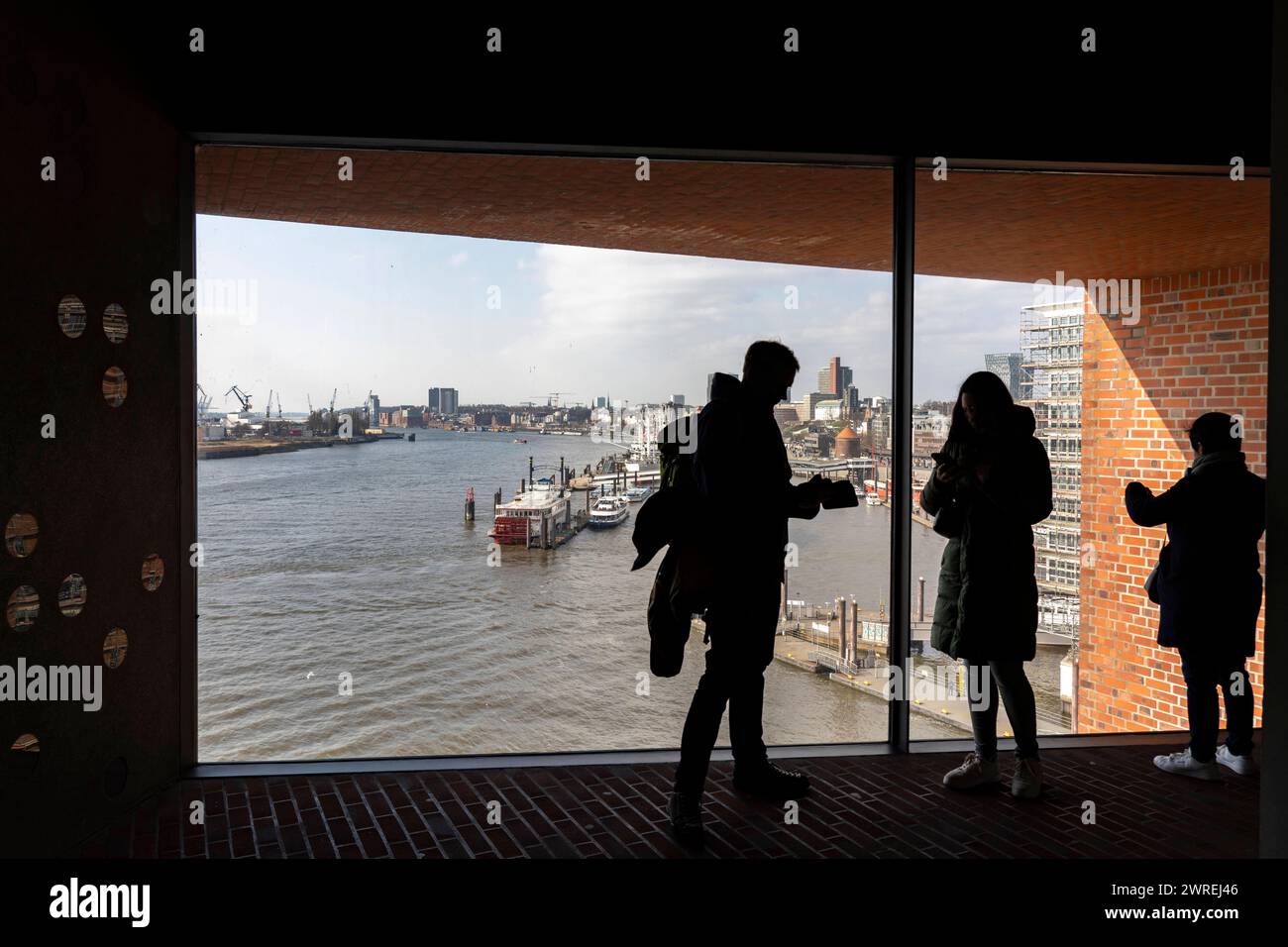 Blick aus der Besucher Ebene der Elbphilharmonie, Touristen auf die ...