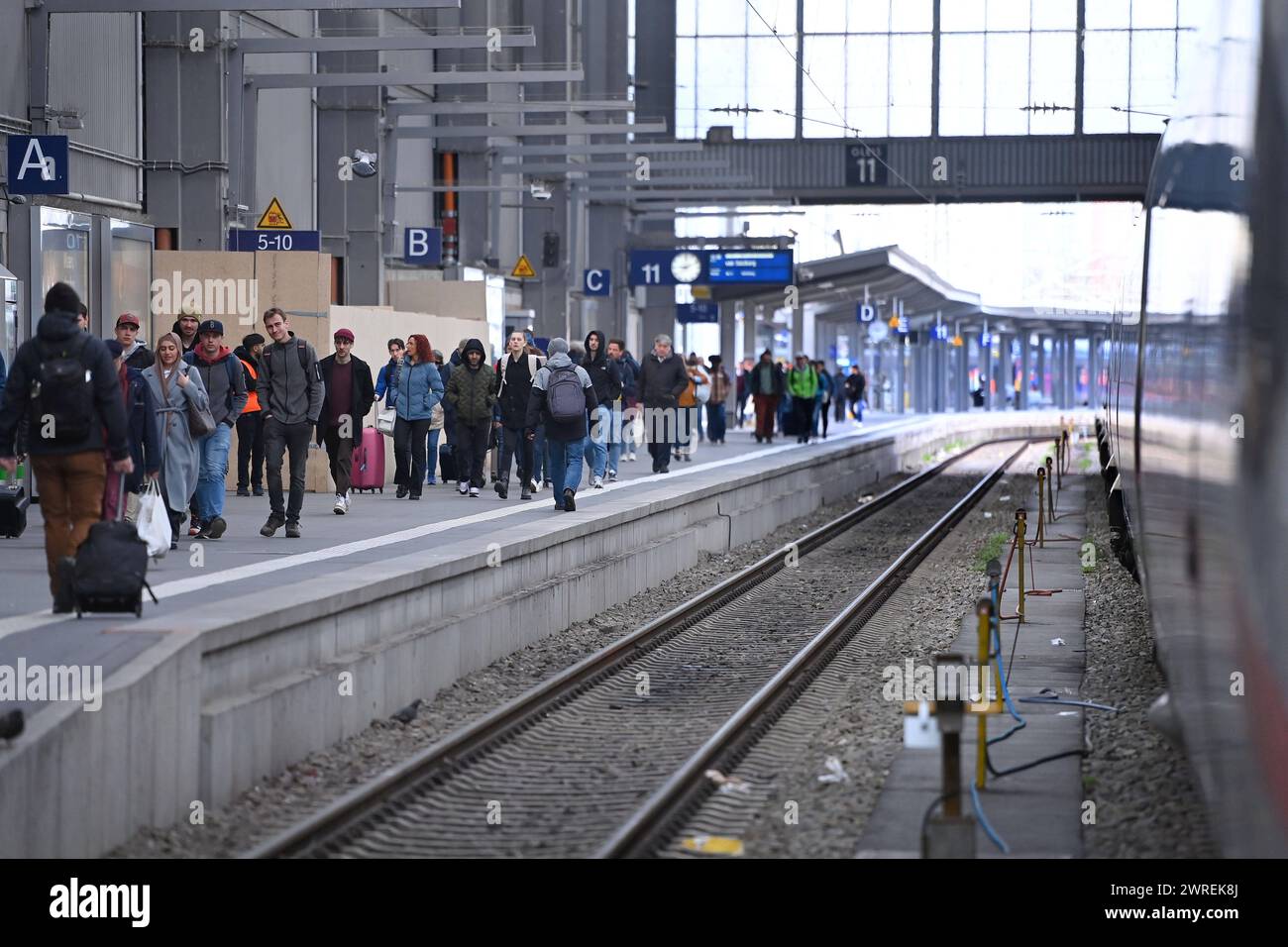 Muenchen passengers on platform hi-res stock photography and images - Alamy