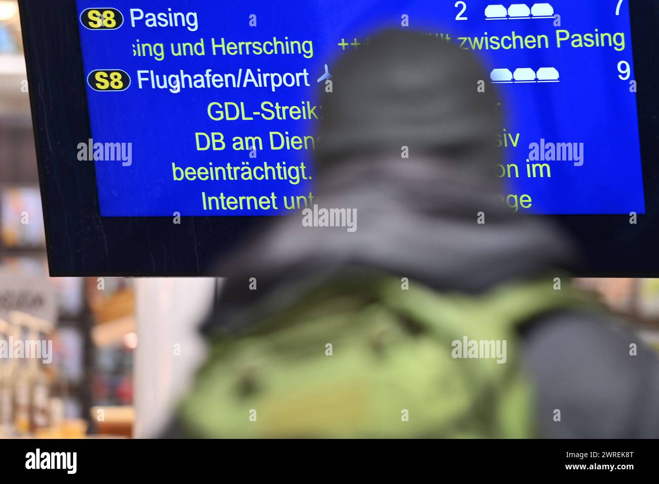 Streik der GDL am 12.03.2024 am Hauptbahnhof in Muenchen. Reisende,Fahrgaeste vor einer ...