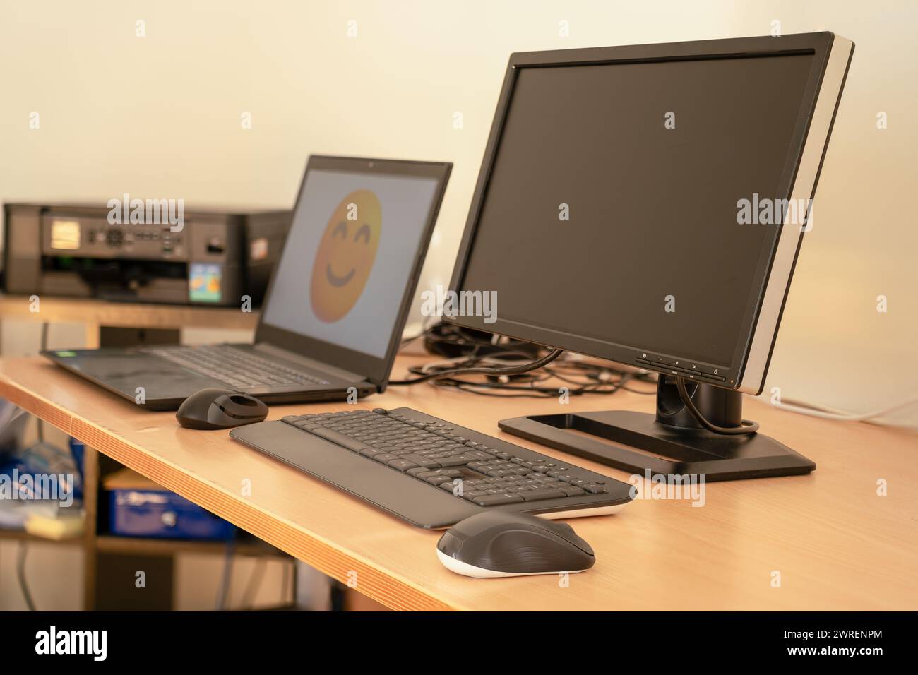 Office cabling hi-res stock photography and images - Alamy