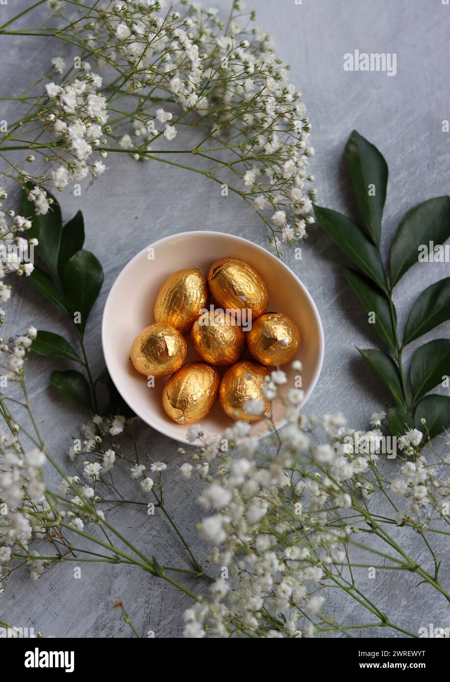 Gold wrapped sweets hi-res stock photography and images - Alamy