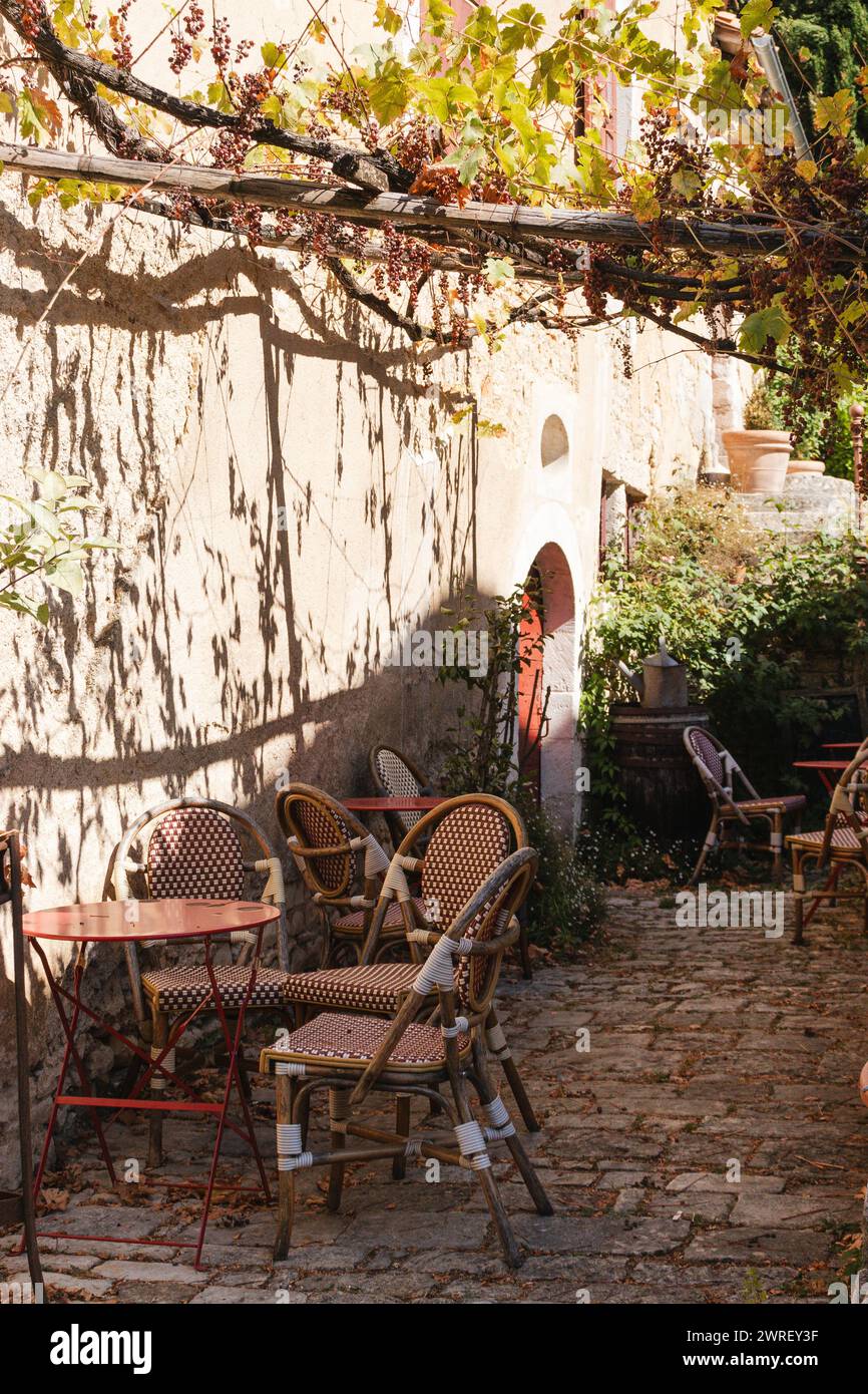 French cafe chic alfresco dining Stock Photo - Alamy