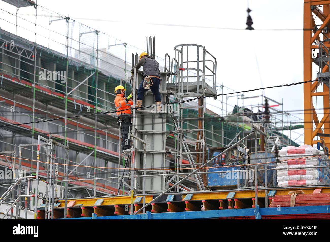 Themenbild Bauarbeiter Baubranche, Grossbaustelle in Muenchen neben dem ...