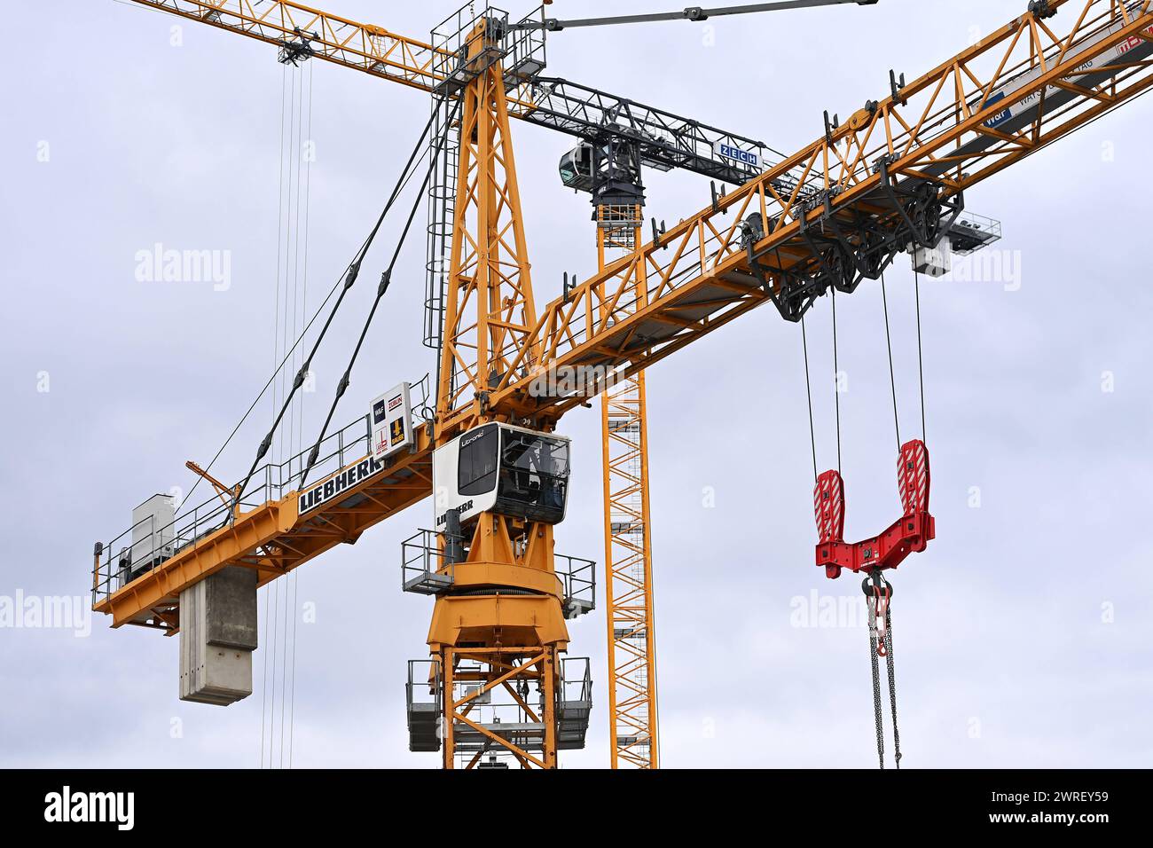 Baukraene der Fa. Liebherr,Baumaschinen, Kraene an der Grossbaustelle ...