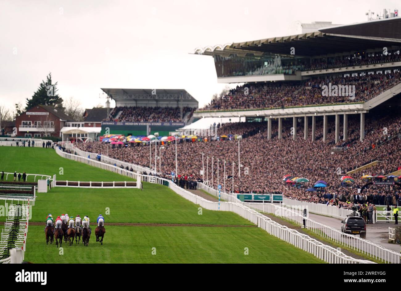 Runners and riders during the Sky Bet Supreme Novices' Hurdle on day ...
