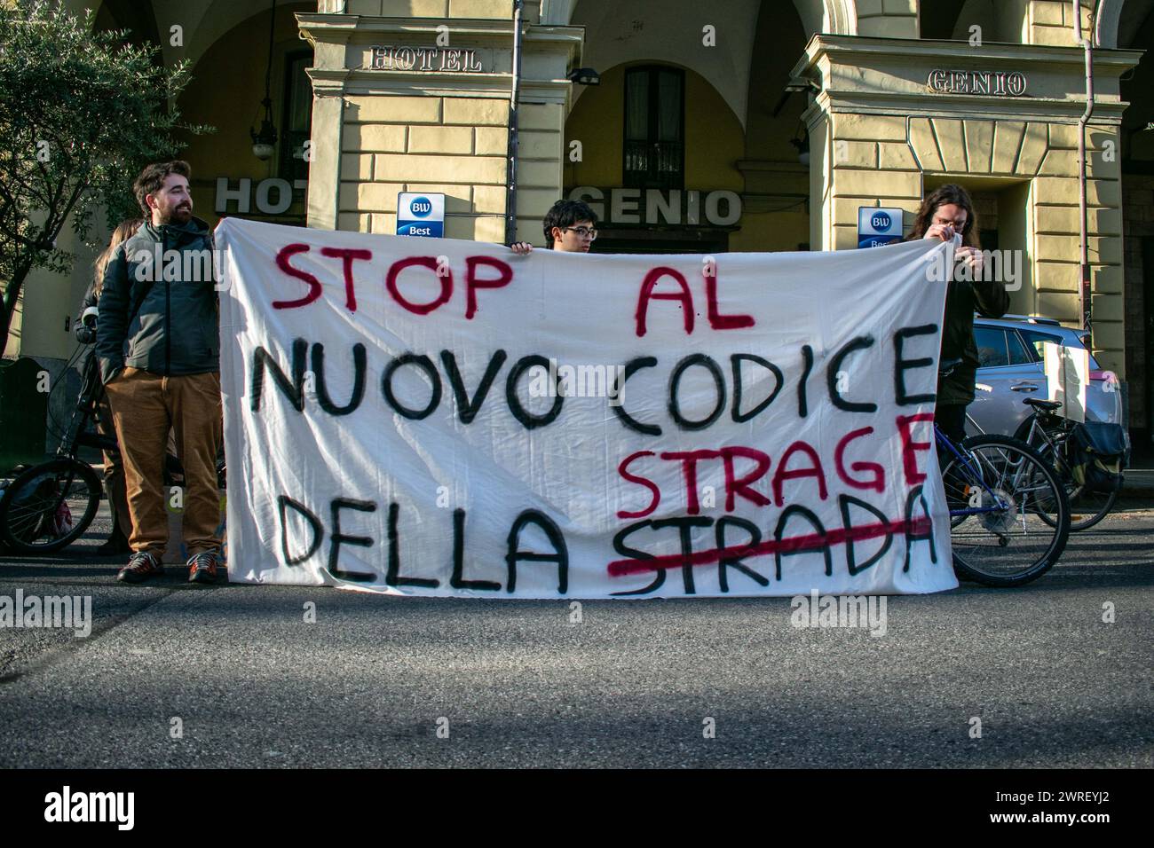 Torino, Italia. 12th Mar, 2024. I manifestanti in protestano con le ...