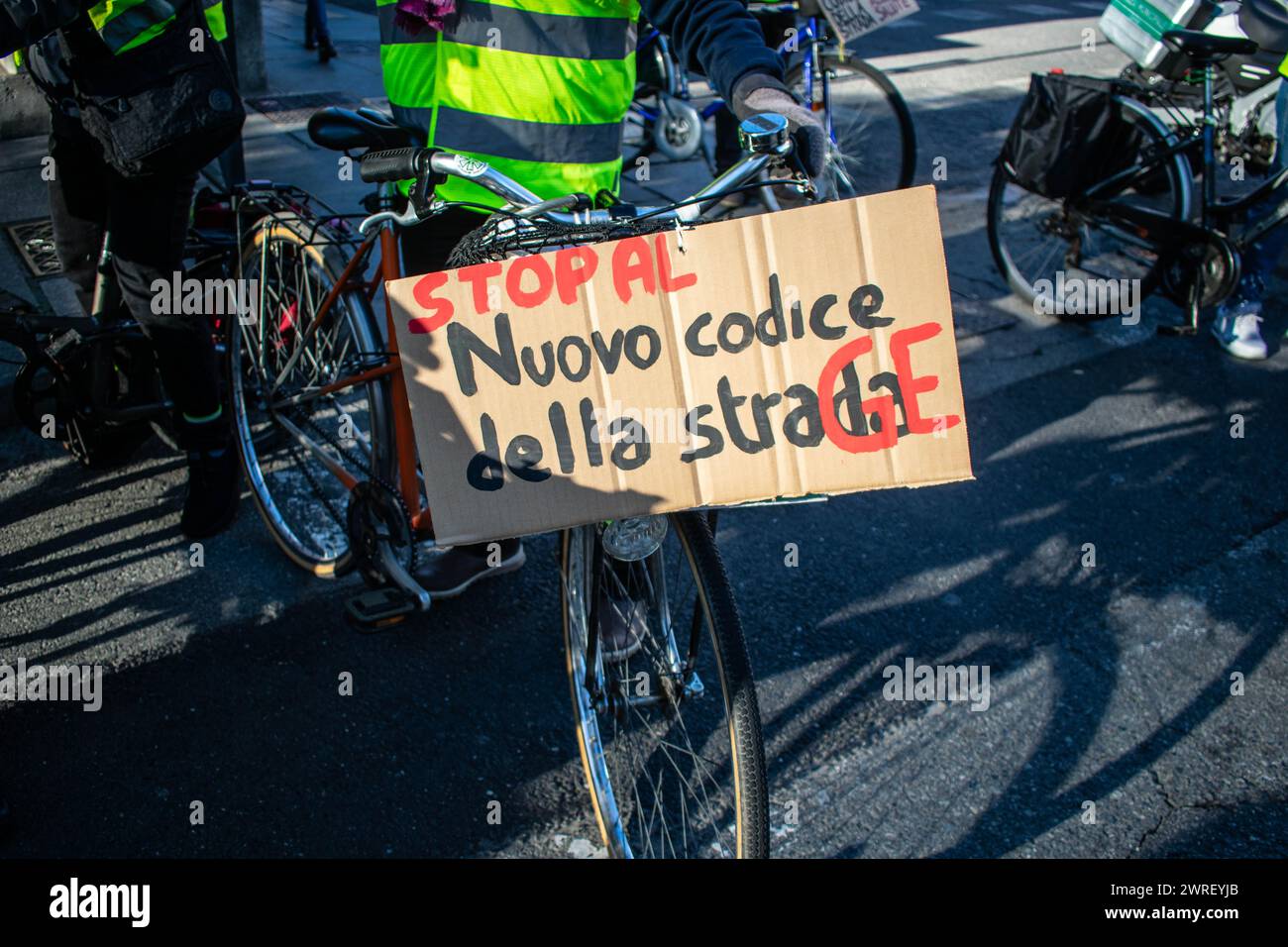 Torino, Italia. 12th Mar, 2024. I manifestanti in protestano con le ...