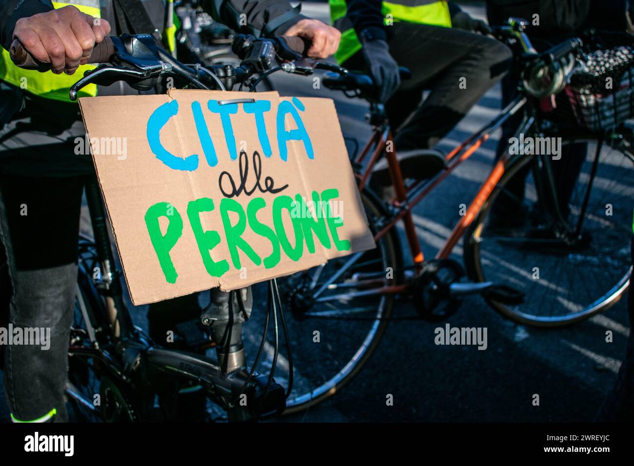 Torino, Italia. 12th Mar, 2024. I manifestanti in protestano con le ...