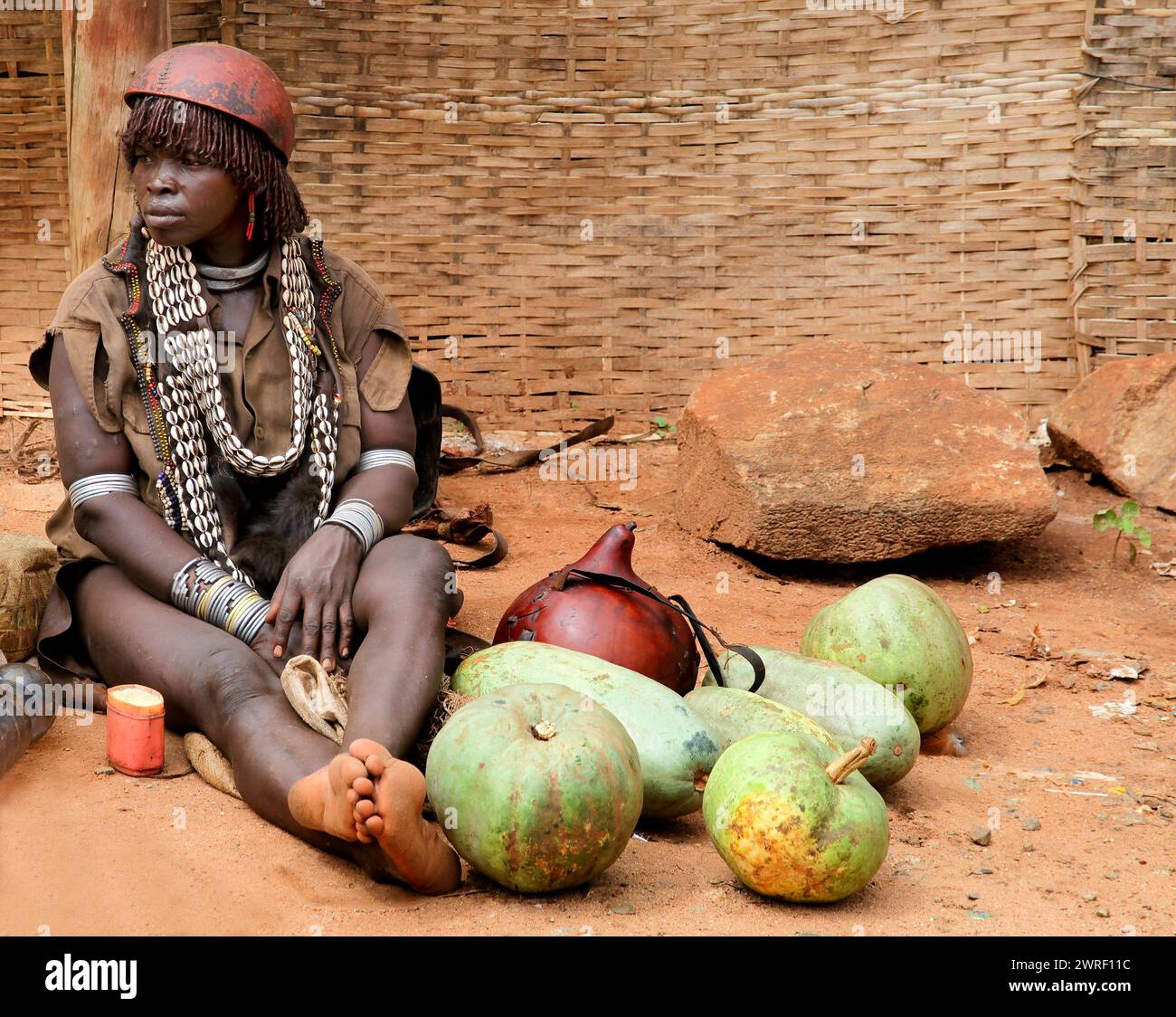 Hamer tribe woman hi-res stock photography and images - Alamy