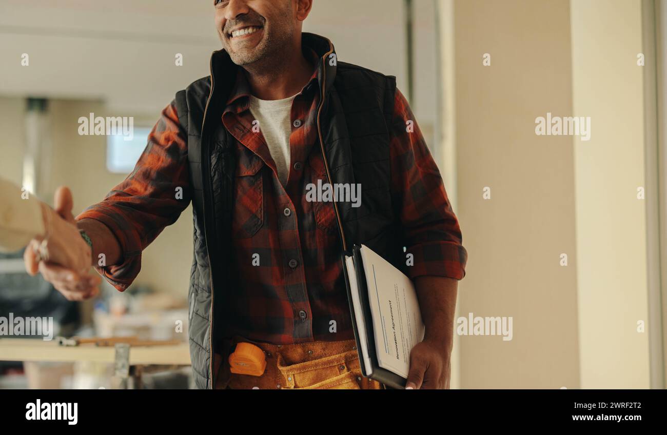 Contractor shaking hands hi-res stock photography and images - Alamy