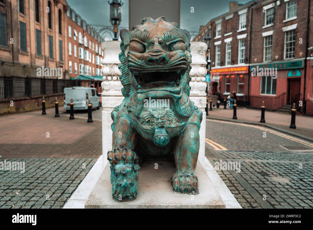 Dragon statute hi-res stock photography and images - Alamy
