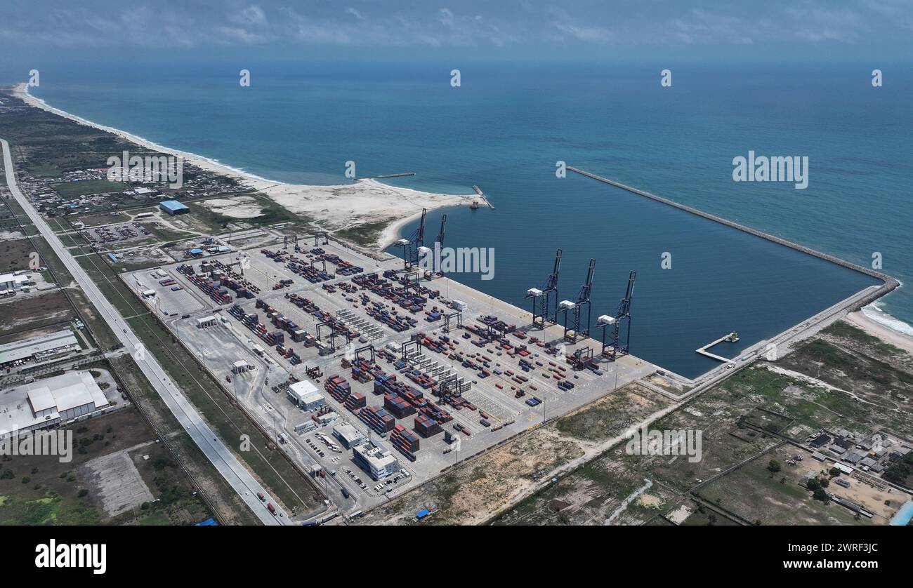 (240312) -- LAGOS, March 12, 2024 (Xinhua) -- An aerial drone photo ...