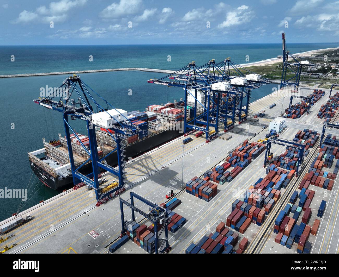 (240312) -- LAGOS, March 12, 2024 (Xinhua) -- A drone photo taken on ...