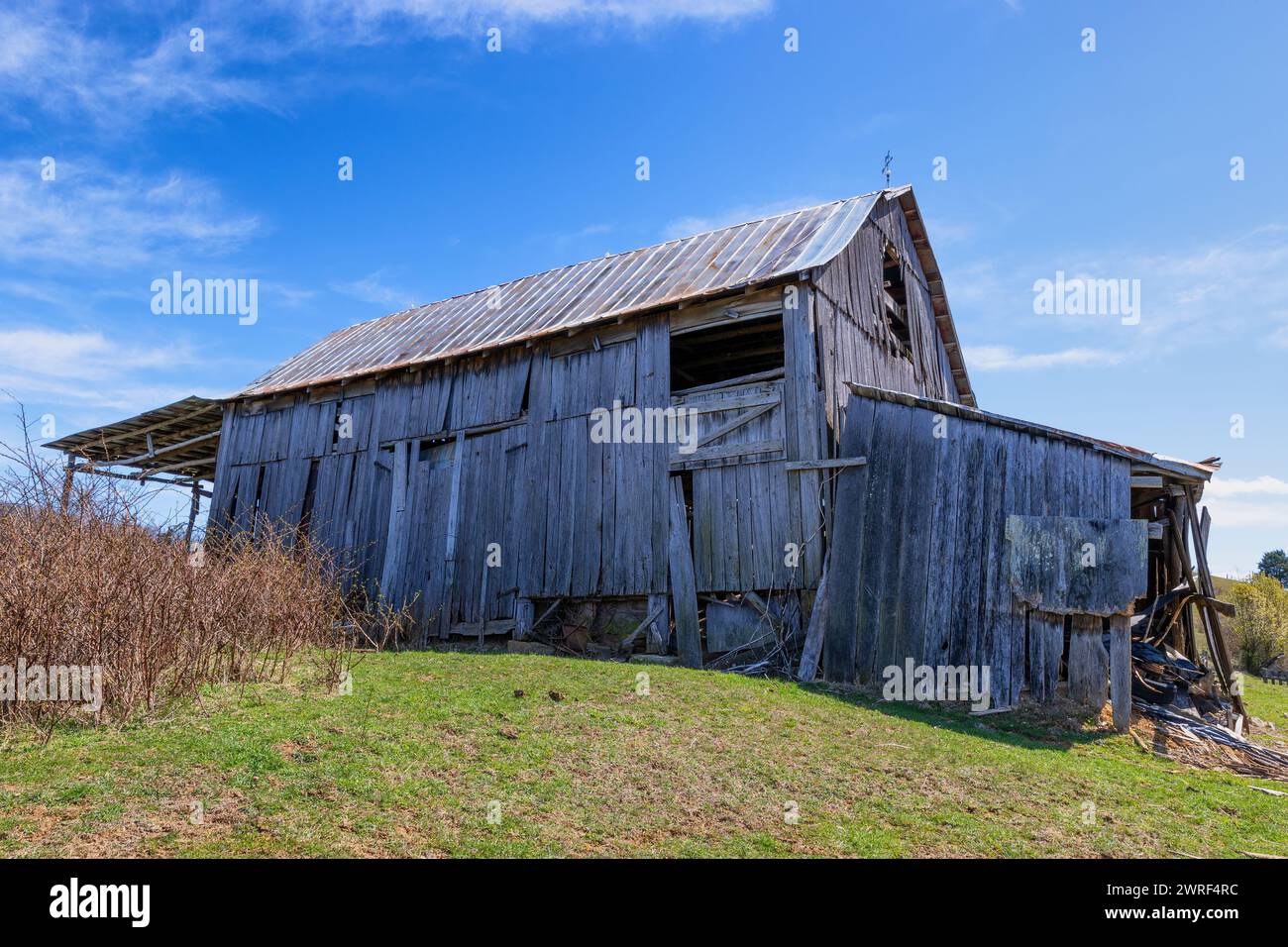 Abandoned decaying old barn in rural Virginia, sitting on ha hillside ...