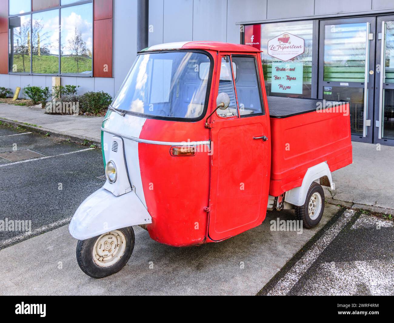 Piaggio vespa hi-res stock photography and images - Alamy