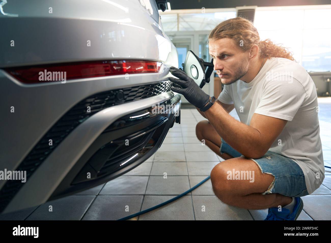 Guy conducts a check inspection of the car body Stock Photo - Alamy