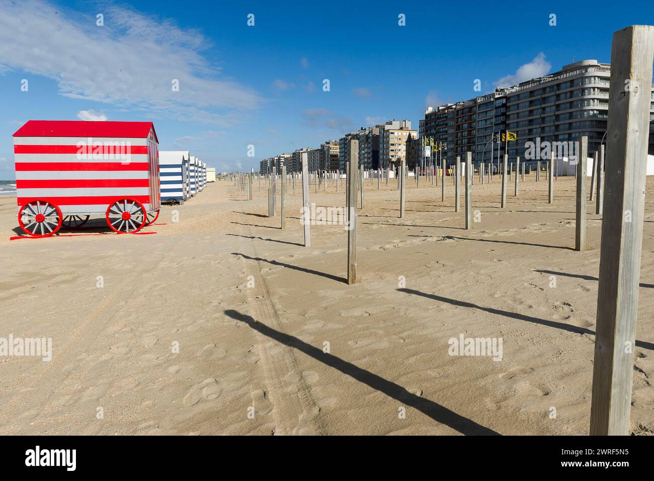 La ville cotiere de La Panne - Cabines à roues sur la plage City on the ...