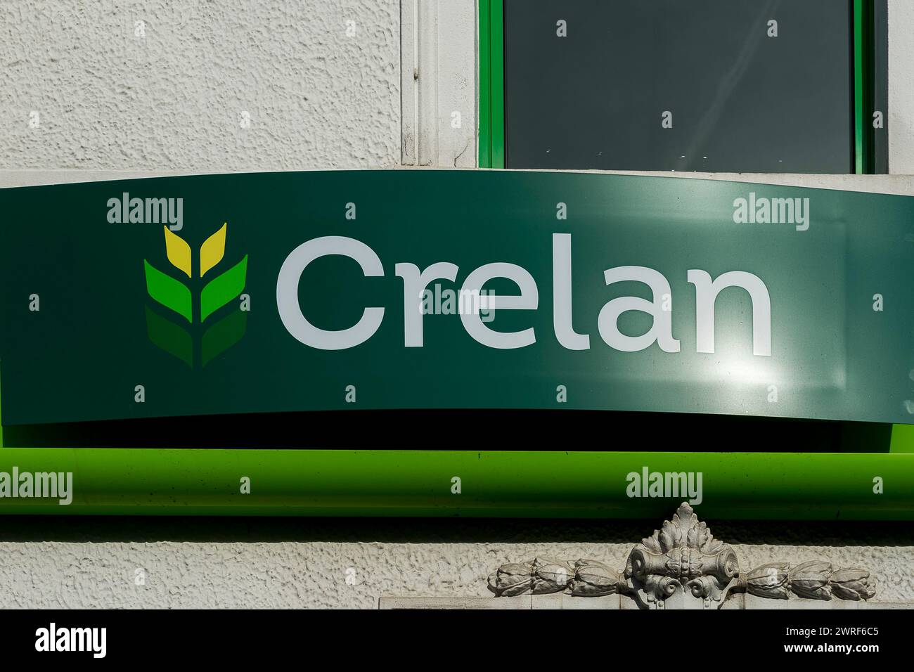 Enseigne d'un independant de la banque cooperative Crelan ...