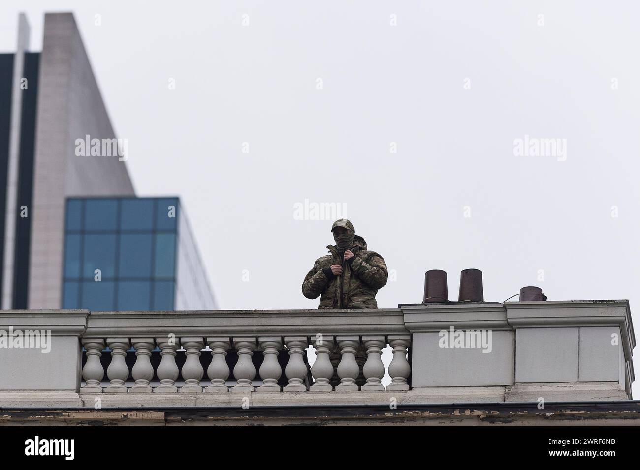 Snipers en position sur les toits. | Military snipers on their ...