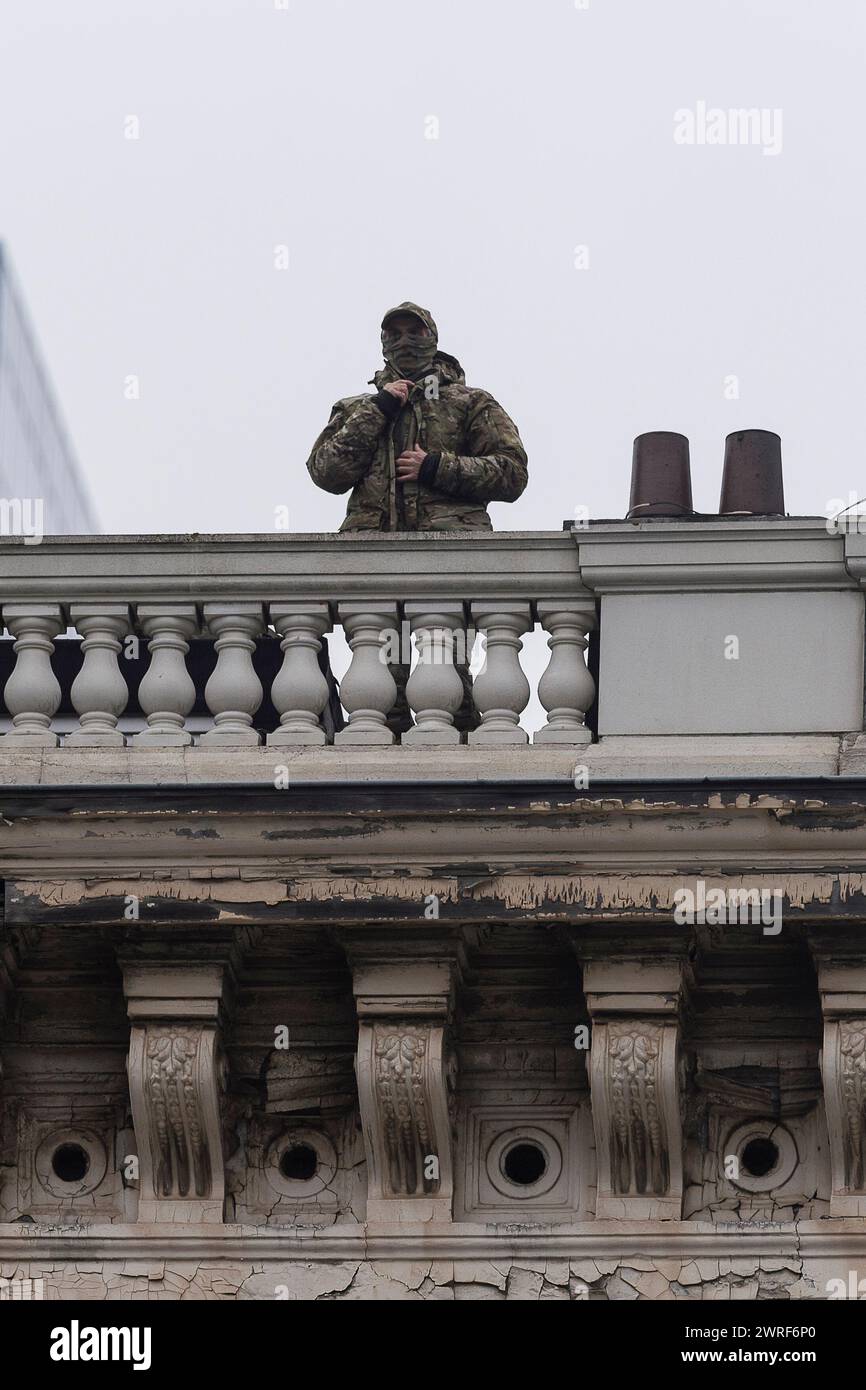 Snipers en position sur les toits. | Military snipers on their ...