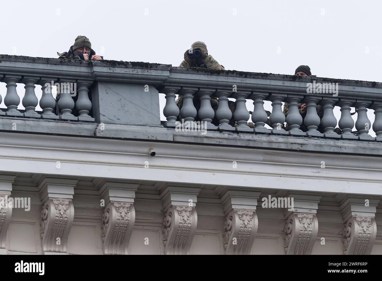 Snipers en position sur les toits. | Military snipers on their ...