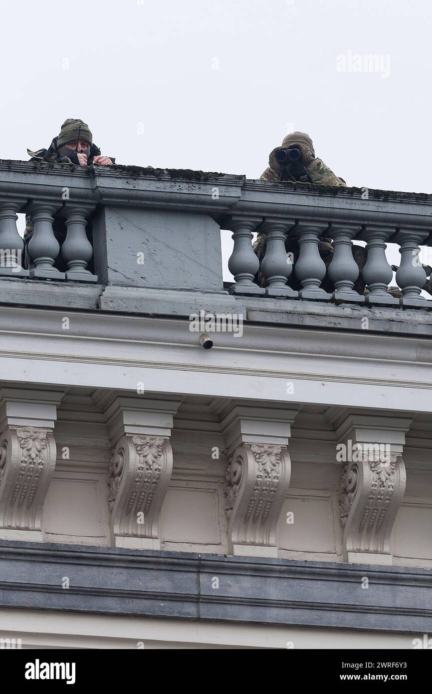 Snipers en position sur les toits. | Military snipers on their ...