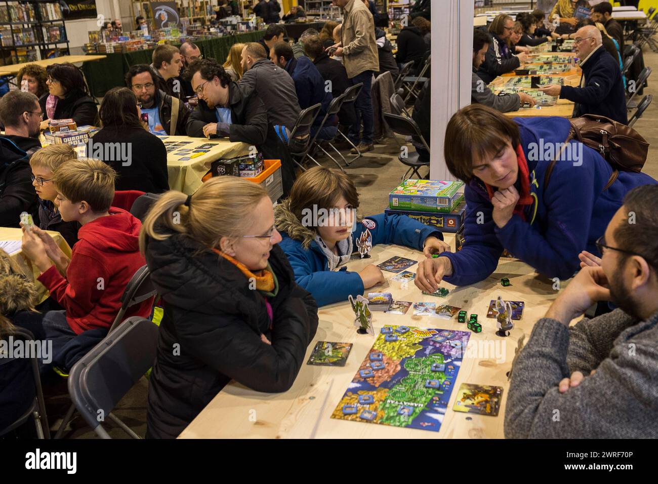 Apprendre et jouer hi-res stock photography and images - Alamy