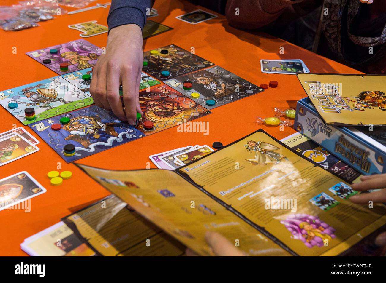 Apprendre et jouer hi-res stock photography and images - Alamy