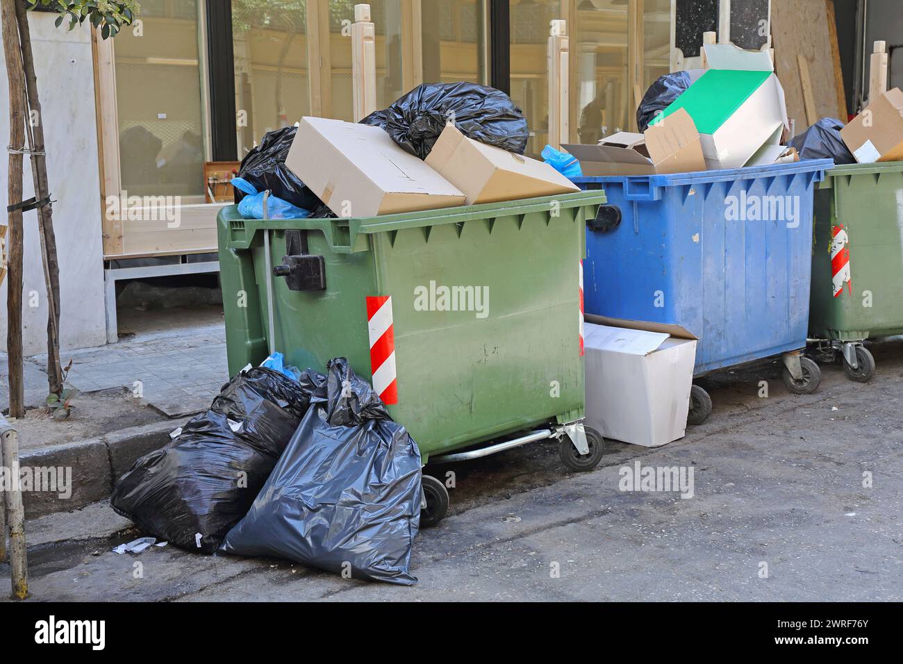 Overflow dumpster hi-res stock photography and images - Alamy