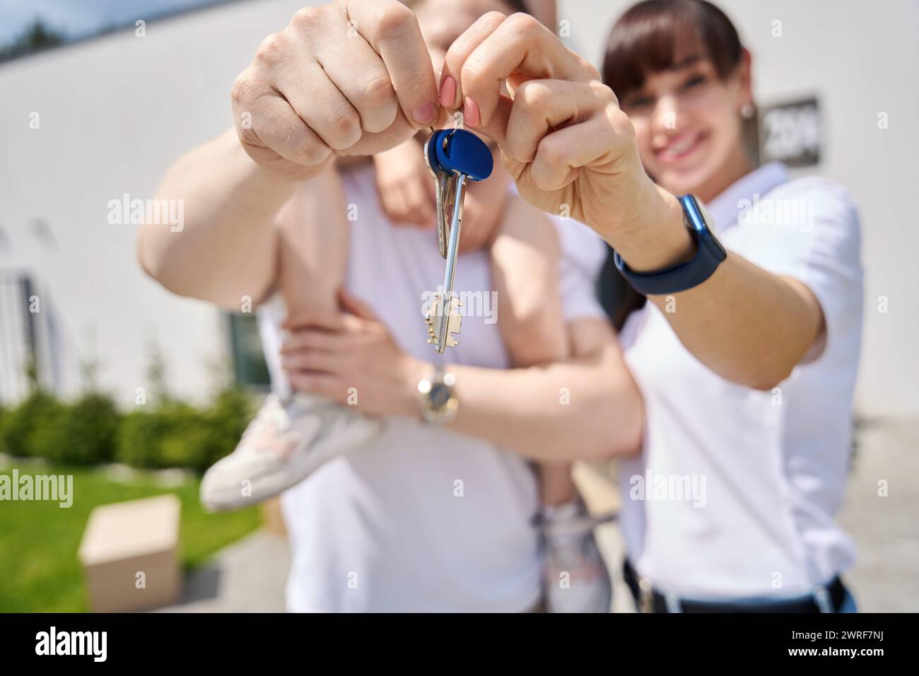 Happy people with keys to a new house Stock Photo - Alamy