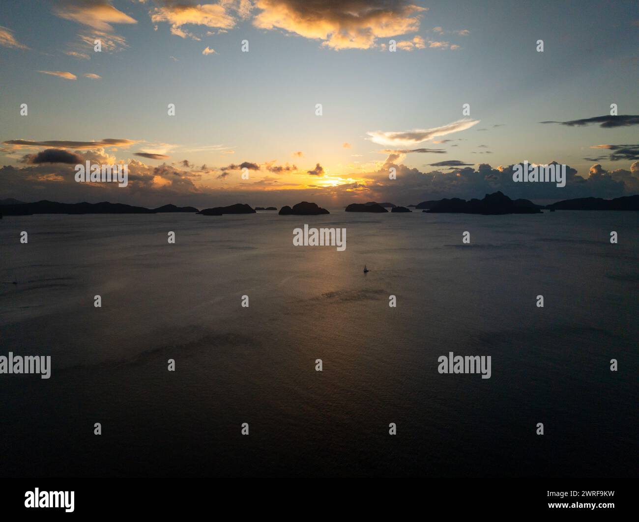Cloudy sunset over Tropical Islands. El Nido. Palawan, Philippines ...